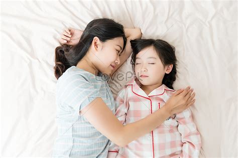 어머니와 딸이자는 사진 무료 다운로드 Lovepik