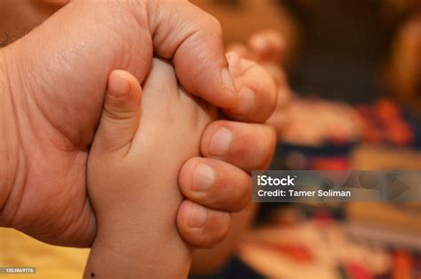 아버지와 그의 아들의 손 아빠는 아들을 이끌고 아버지의 날 개념 성인 남성 아버지와 그의 아이가 손에 손을 가족에 대한 스톡 사진 및 기타 이미지 Istock