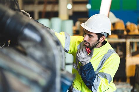 전력 및 안전 서비스 시스템을 제어하기 위해 일하는 전문 기술자 엔지니어 공장 기술 측면에서 산업 장비를 유지 보수 및 점검하는 전기 기술자 25 29세에 대한 스톡 사진