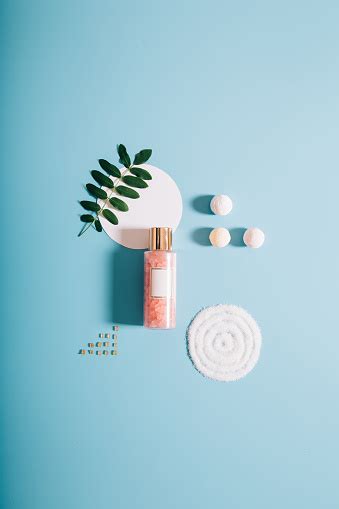 파란색 배경에 분홍색 목욕 소금이있는 모업 스파 병 컨셉 천연 유기농 화장품 공간을 복사합니다 스파 온천에 대한 스톡 사진 및 기타 이미지 Istock