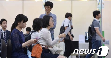 면접 기다리는 구직자들