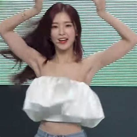 꿀렁거리는 아린 청바지 뒤태 연예인 화려한 여성 짧은 의상