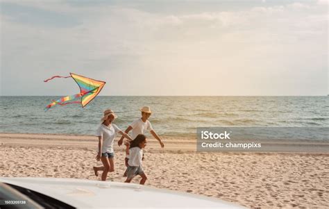 가족 행복한 여행은 자동차 여행 도로 여행 일몰 아래 차에서 여름 휴가 아빠 엄마 딸 휴가와 휴식이 함께 분위기를 만끽합니다 25 29세에 대한 스톡 사진 및 기타 이미지