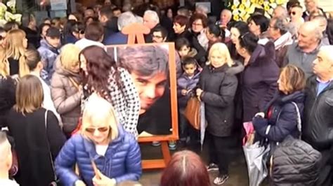 Omicidio Alessandro Neri Chiesa E Piazzale Gremiti Per Lultimo Saluto