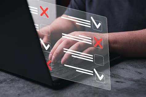 Женщина использует ноутбук с голограммным интерфейсом системы управления документами Dms