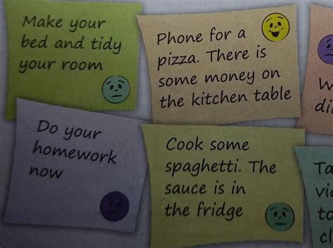 Зробіть 2 нотатки на англійській мові з проханням до рідних виконати певну хатню роботу зразок