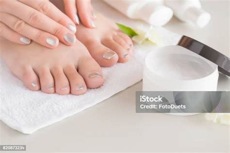 보습 크림으로 젊은 여자의 다리입니다 부드러운 피부입니다 봄 여름 분위기와 신선 하 고 향기로운 하얀 재 스민 가꿔주기에 대한 스톡 사진 및 기타 이미지 Istock