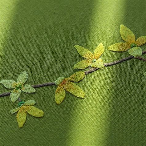 Instagram의 하란의 보태니컬 자수님 자세히 들여다보면 4개의 꽃잎으로 이루어진 꽃 모양도 특이하고 꽃잎의 모양도 독특한 볼수록 개성 있는 꽃 같아요