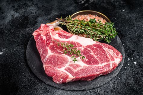 돼지 고기 허리 스테이크 백리향과 소금을 곁들인 생 목 고기 검은 배경입니다 상위 뷰 0명에 대한 스톡 사진 및 기타 이미지 0명 검은색 고기 Istock