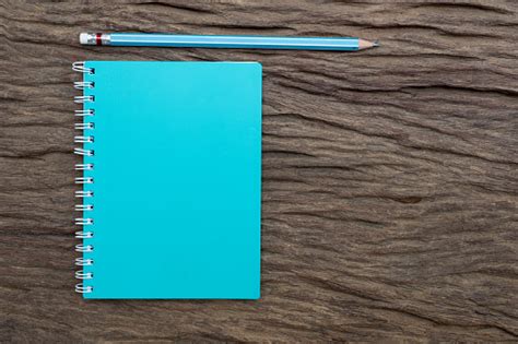 연필과 책 모형 에 백그라운드에서 오래 된 나무 책상 플랫 평지 사진 상단 보기 연습장 책에 대한 스톡 사진 및 기타 이미지