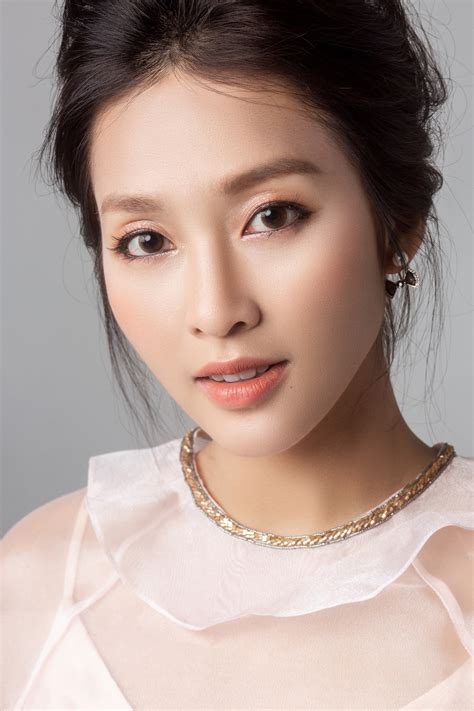 Khả Ngân khoe lưng trần quyến rũ trong bộ ảnh mới