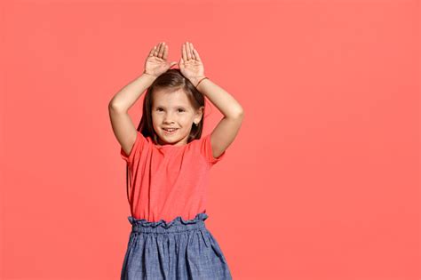 파란 배경에 포즈를 취하는 아름다운 갈색 머리 어린 소녀의 클로즈업 스튜디오 샷 T 셔츠에 대한 스톡 사진 및 기타 이미지 T 셔츠 갈색 머리 개념 Istock