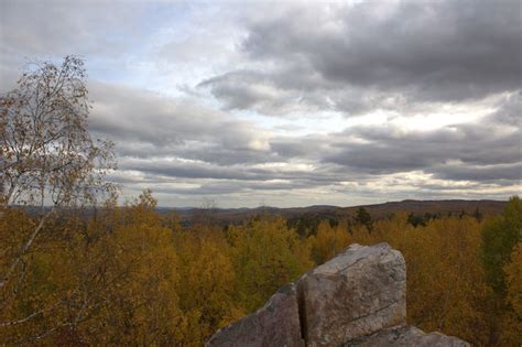 무성한 녹색 들판 위에 앉아있는 큰 바위 사진 Unsplash의 무료 타가나이 이미지