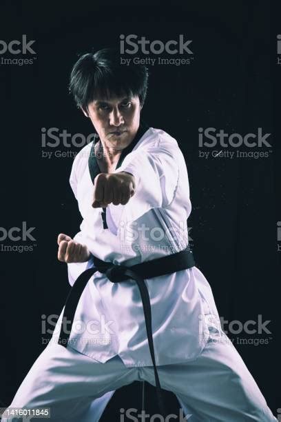 블랙 레드 벨트 태권도 가라테 남성 운동 선수 남자 쇼 전통적인 파이팅 포즈 펀치 태권도에 대한 스톡 사진 및 기타 이미지 태권도 펀칭 가라테 Istock