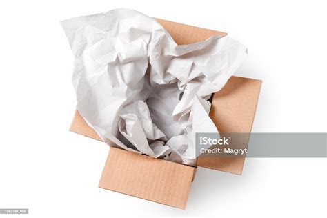 흰색 배경에 분리 된 포장지가있는 빈 직사각형 골판지 상자를 엽니 다 디자인 및 광고에 대한 모형 갈색 공예 용지 또는 판지 상자 모의 배달 포장 모의 0명에 대한 스톡