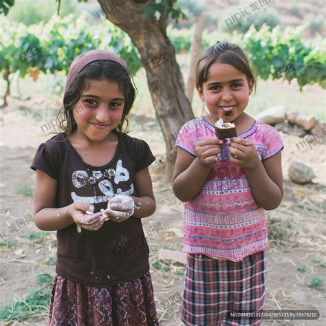 Ai创作图新疆女孩手抱西梅 摘葡萄的新疆少女 塔塔尔族男孩女孩 新疆葡萄干女孩 抱核桃的新疆女孩 抱杏的新疆女孩 乌兹别克族男孩女孩 穆斯林女孩子 拿芒果的女孩 端着葡萄干的女孩 乌孜别克族