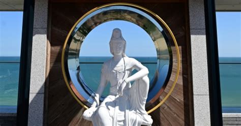 풋유어핸즈 ‘합장…세상 ‘힙한 부처님[마음의 쉼자리]