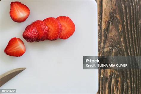 나무 배경에 흰색 커팅 보드에 딸기 0명에 대한 스톡 사진 및 기타 이미지 0명 계절 과일 Istock