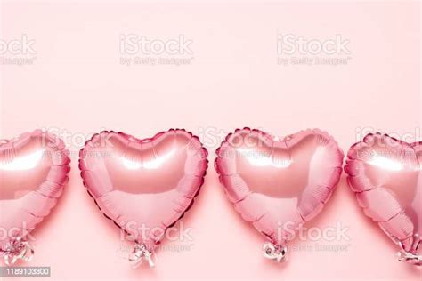 분홍색 배경에 하트 모양의 분홍색 공기 풍선 발렌타인 데이 장식 결혼식 초대장 또는 포토 존에 대한 개념 호일 공 플랫 레이 상단 보기 결혼식에 대한 스톡 사진 및 기타