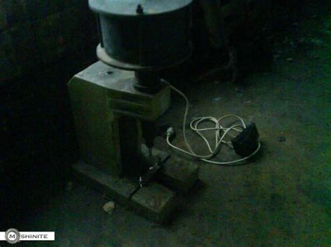 Машините пневматична преса за коване на накладки и бормашина