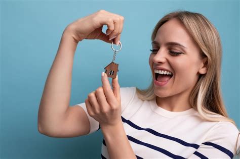 Chica Afortunada Se Regocija Comprando Un Apartamento En Un Fondo Azul