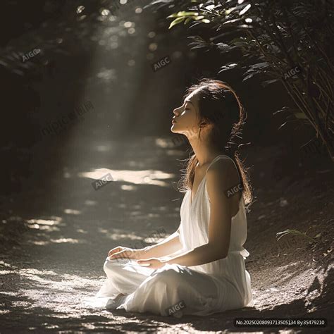 Ai创作图人物逆光 逆光唯美 阳光光线背影 午后沐浴阳光下的美女 逆光人像 逆光下的唯美 打坐美女 逆光人物 唯美逆光 逆光之恋 光影人物素材 逆光中的少女 逆光人体 逆光美图 阳光逆光暖色