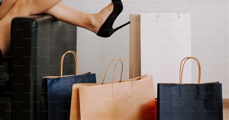 한 여성이 쇼핑백을 들고 의자에 앉아 있다 사진 Unsplash의 쇼핑 이미지