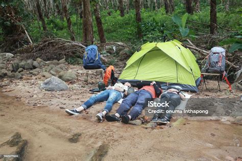 그룹 젊은 아시아 사람들은 숲에서 배낭 모험 여행 숲 탐험 자연 여행 개념 맨발로 개울을 건너는 남자와 여자 숲속의 개울을 걷는 커플 여름 방학 캠핑 여행 건강한 생활방식에
