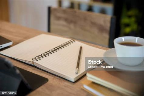 데스크톱 노트북 태블릿 노트북 펜 커피 및 나무 테이블에 일기 책 장소가있는 비즈니스 오피스 데스크 집에서의 작업 공간 비즈니스 임원 사무실 테이블 개념 0명에 대한 스톡