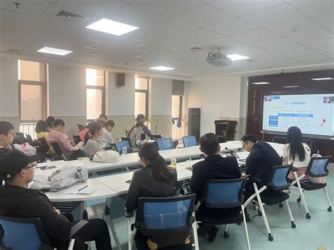 人文学院举办研究生案例编写指导报告会