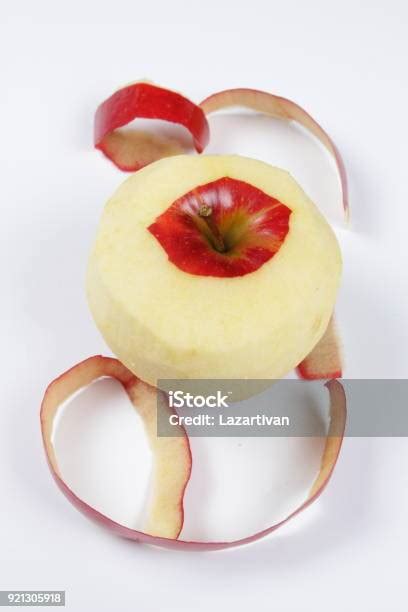 흰색 배경 고립 된 애플 과일 클로즈업 디자이너 연애 흰색 배경 채식주의 건강 한 음식에 애플의 조각에 대 한 애플에 벗 겨 빨간 사과 개체 그룹에 대한 스톡 사진 및 기타