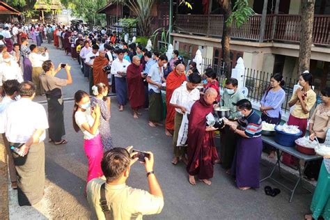 မြင်းခြံမြို့တွင် ကဆုန်လပြည့် ဗုဒ္ဓနေ့ အထိမ်းအမှတ် သံဃာတော် ၁၀၈ ပါးအား အာရုဏ်ဆွမ်း လောင်းလှူ