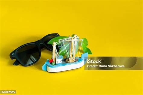 장난감 보트와 선글라스 노란색 배경에 밝은 사진 여행 컨셉 클로즈업 써니 0명에 대한 스톡 사진 및 기타 이미지 0명 개념