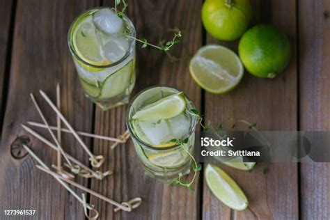 오이 칵테일 또는 목테일 한 잔 나무 배경에 분쇄 된 얼음과 탄산수와 상쾌한 여름 음료 0명에 대한 스톡 사진 및 기타 이미지 0명 각얼음 감귤류 과일 Istock