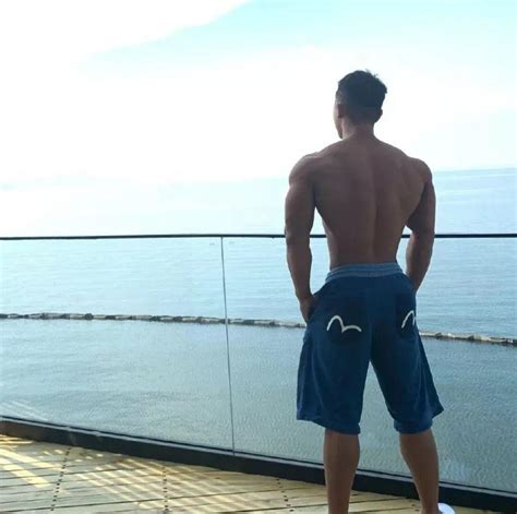 肌肉男背影 霸气超火健身头像图片 伤感说说吧