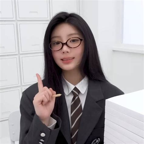 Illit Community Post 원희 표정 너무 귀여워요 원희가 그런 사람이라 다행이에요 나는 당신을 많이