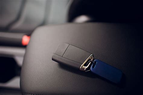 자동차 키를 전달합니다 자른된 근접 촬영 자동차 딜러 자동차 키 카메라 Copyspace 자동차 대리점 살롱 매니저 세일즈 맨을