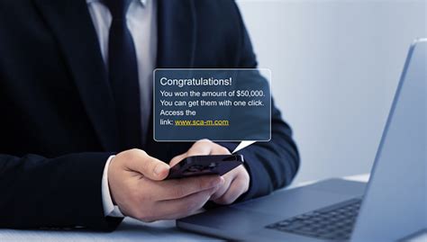 디지털 화면에 사기 메시지가 있는 전화기를 들고 있는 사업가 가짜 문자 Sms 사기 온라인 사이버 사기 조작 가짜 메시지를 거부합니다 은행 사기 Brand Name