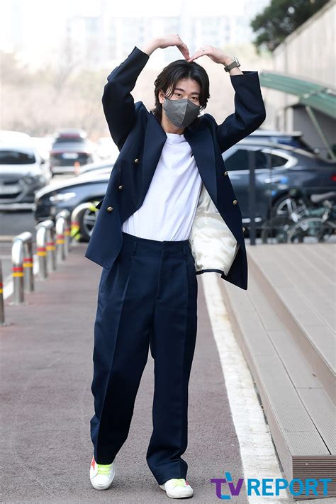 [t포토] 이무진 머리위로 큰하트~