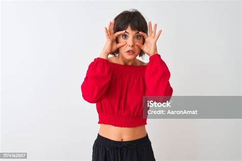 고립 된 흰색 배경 위에 서있는 빨간 여름 티셔츠를 입은 젊은 아름다운 여성은 손가락으로 눈을 뜨고 졸리고 아침 피로에 지쳤습니다 T 셔츠에 대한 스톡 사진 및 기타 이미지