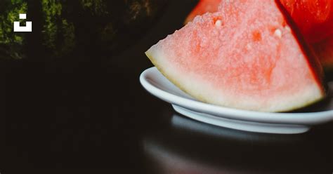 접시에 얇게 썬 수박 사진 Unsplash의 무료 음식 이미지