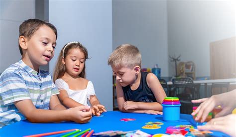 어린 마음을 위한 인지 발달 미취학 아동은 논리적 퍼즐을 풀고 수업 중에 배우고 성장하면서 논리와 소근육 운동 능력을 향상시키는