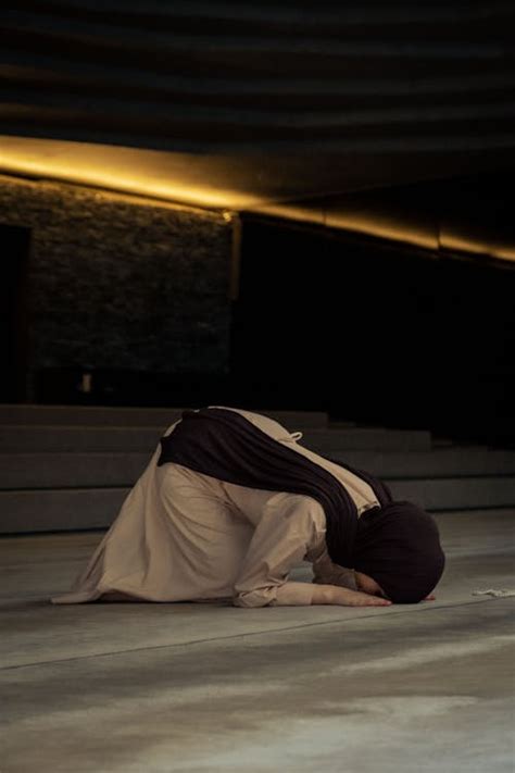 겸손 경건 고요한 고요함 기도 내면의 평화 내성 명상 모스크 무릎 꿇고 있는 무슬림 묵상 문화적 표현 믿음 숭경 신념체계 신성한 신앙 여성