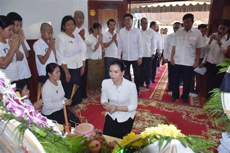 Msjtv News លោកជំទាវ បាន ស្រីមុំ ដឹកនាំមន្ត្រីរាជការចូលរួមរំលែកទុក្ខ