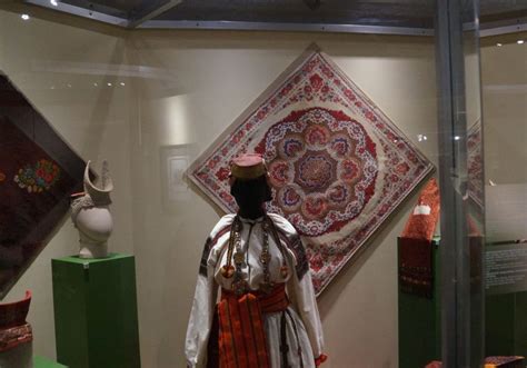 Монтаж выставки Кокошник Традиции красоты в музее заповеднике Коломенское в Москве