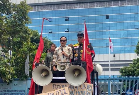 Driver Ojol Demo Tuntut THR, Wamenaker: Kita Perjuangkan : Okezone Nasional