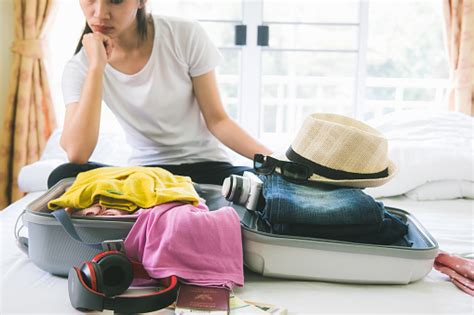 여행자의 액세서리 필수 휴가 항목 여름 휴가 배경 여행 개념 배경 여행 계획의 오버 헤드 보기 관광 필수품 텍스트를 위한 공간 Political Party에 대한 스톡 사진