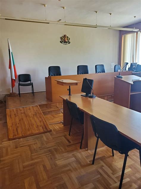 Заради съдебен заседател Окръжен съд Бургас приспособи една от залите си за хора с увреждания