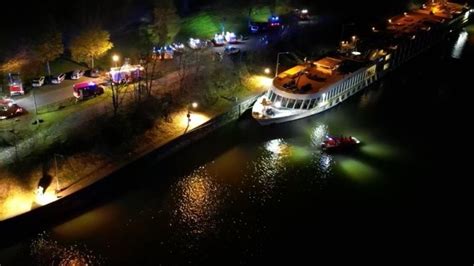 11 души в болница след удар на круизен кораб на Дунав турс в бетонна стена в Австрия