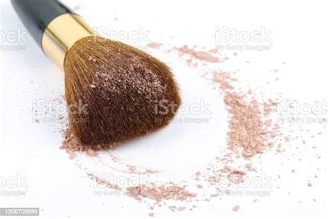 흰색 배경에 고립 된 산란 황갈색 색깔의 얼굴 느슨한 분말과 메이크업 브러시 가리기에 대한 스톡 사진 및 기타 이미지 가리기 화장용 브러시 흰색 Istock